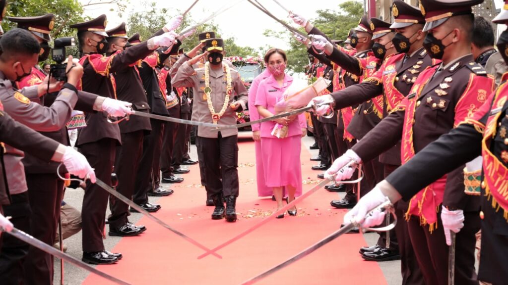 Suasana Haru Selimuti Tradisi Penghantaran Irjen Pol Herry Nahak - Gerbang Kaltim